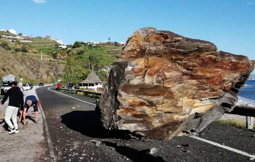 HUGE rockfall blocks Costa road with threat of further landslides ...