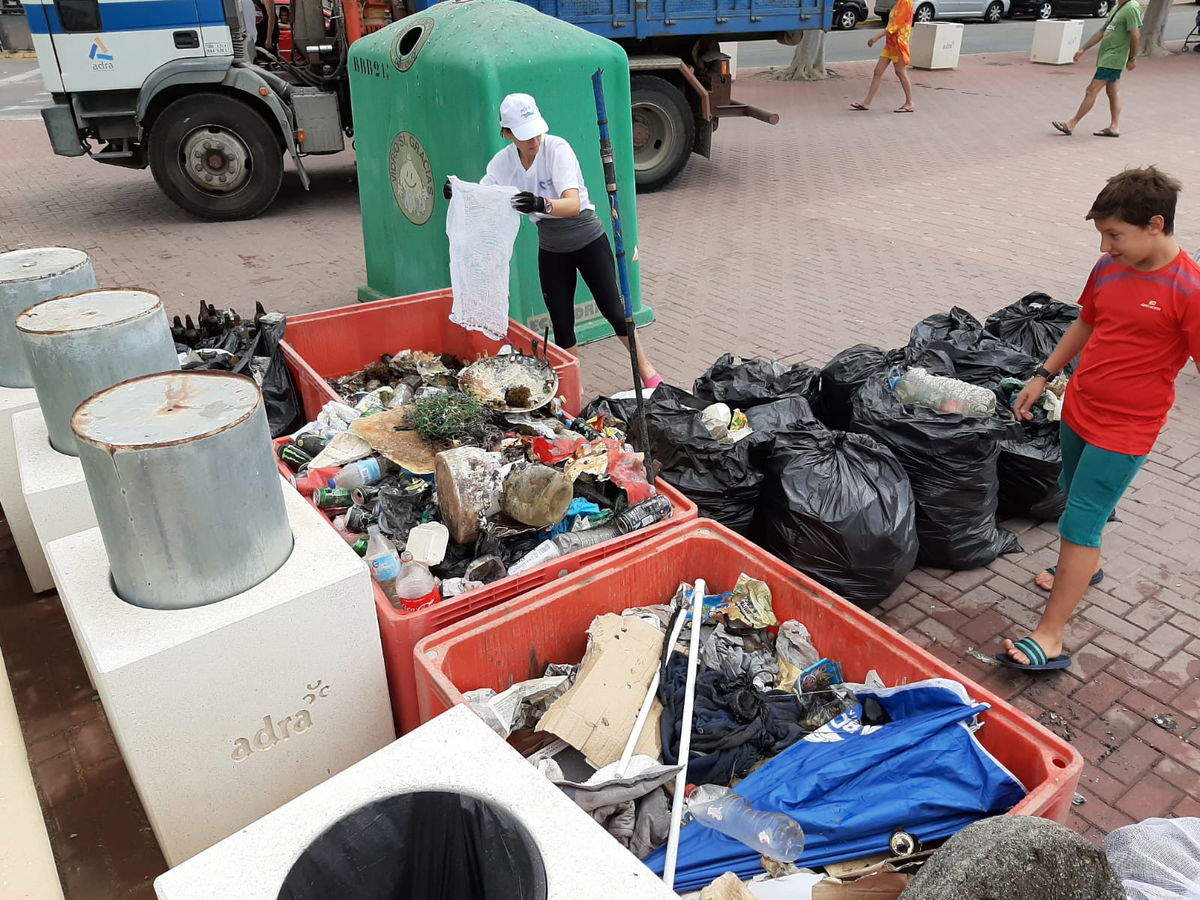 Volunteers pick up kilos of trash on Adra beach « Euro Weekly News