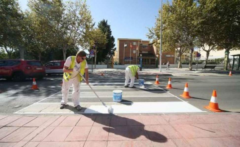 Work starts on repainting Benalmadena pedestrian crossings