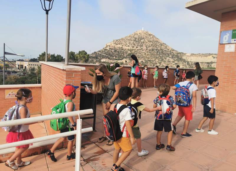 No plans for schools to stay shut in September but masks required