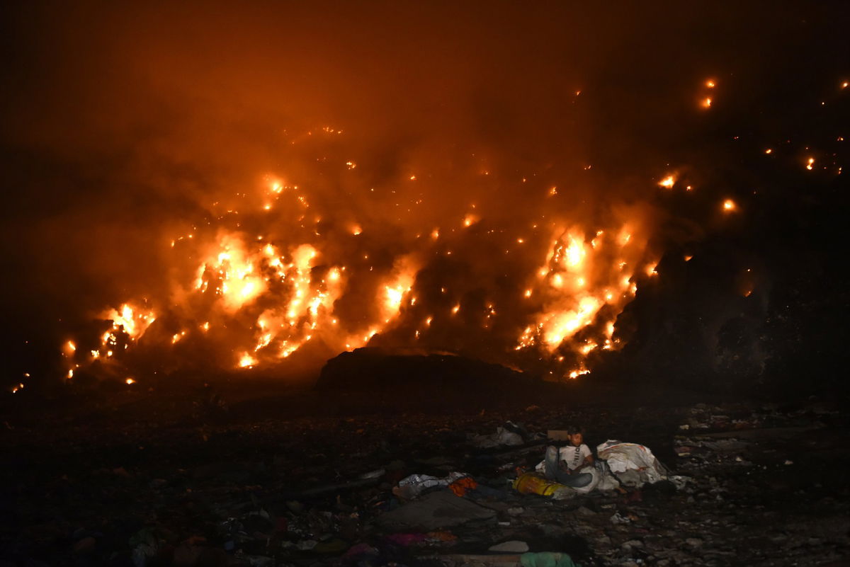Massive fires at New Delhi landfill garbage sites following scorching ...