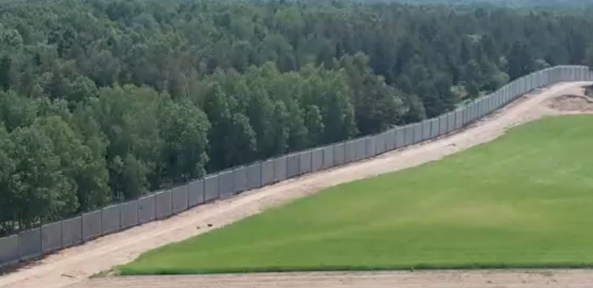 WATCH: Poland’s 49 thousand ton steel border fence with Belarus nears ...