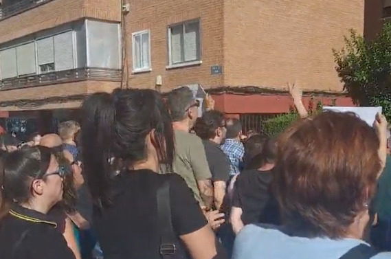 WATCH: Huge anti-squatting protest defending elderly couple in Madrid’s ...