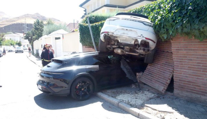 Porsche driver in Madrid ends up on top of another parked Porsche