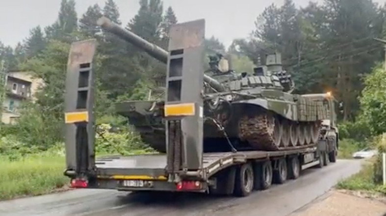 WATCH: Serbia moves armoured vehicles to Kosovo border as tensions rise ...