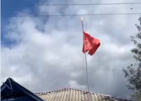 WATCH: Soviet Union flag lowered by Ukrainian fighters as troops ...