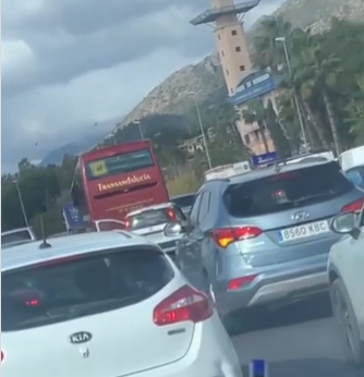 Driver throws hundreds of Euros on the road during rush hour traffic in ...