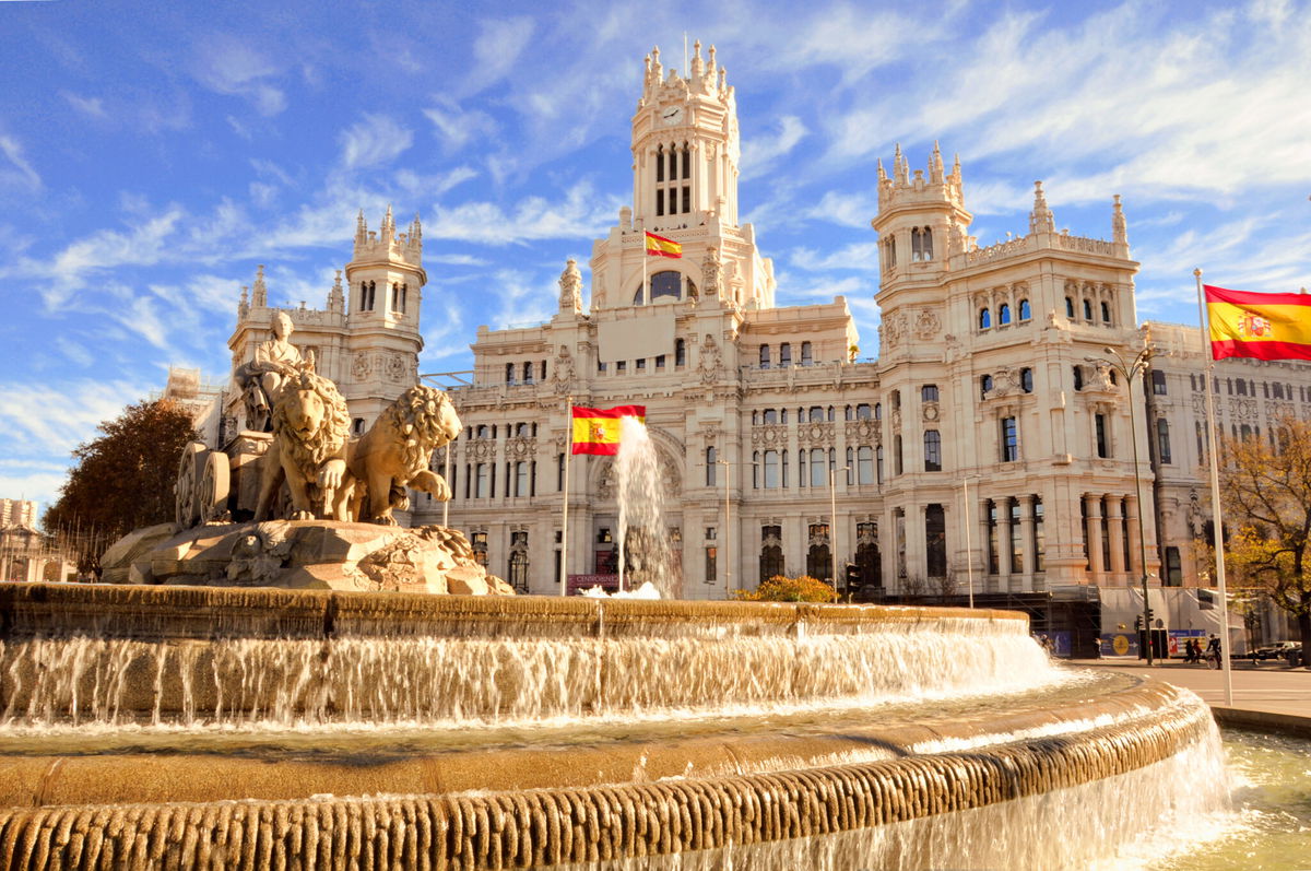 Where is the largest expat community in Spain?
