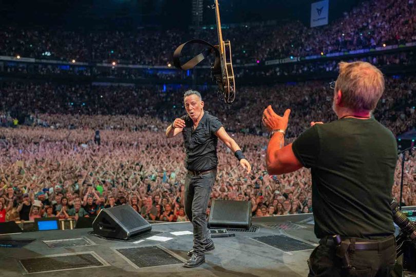 Show stopper! 73-year-old rocker Springsteen falls live on stage « Euro ...