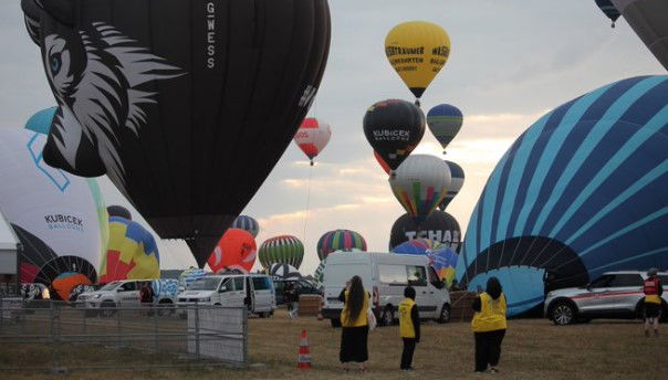 World’s Largest Hot Air Balloon Gathering Takes Place In Chambley ...