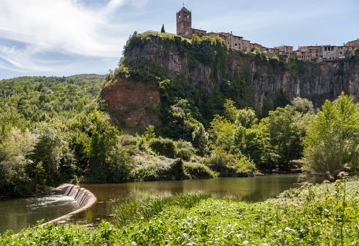 Castellfollit de la Roca: The Hanging Town « Euro Weekly News