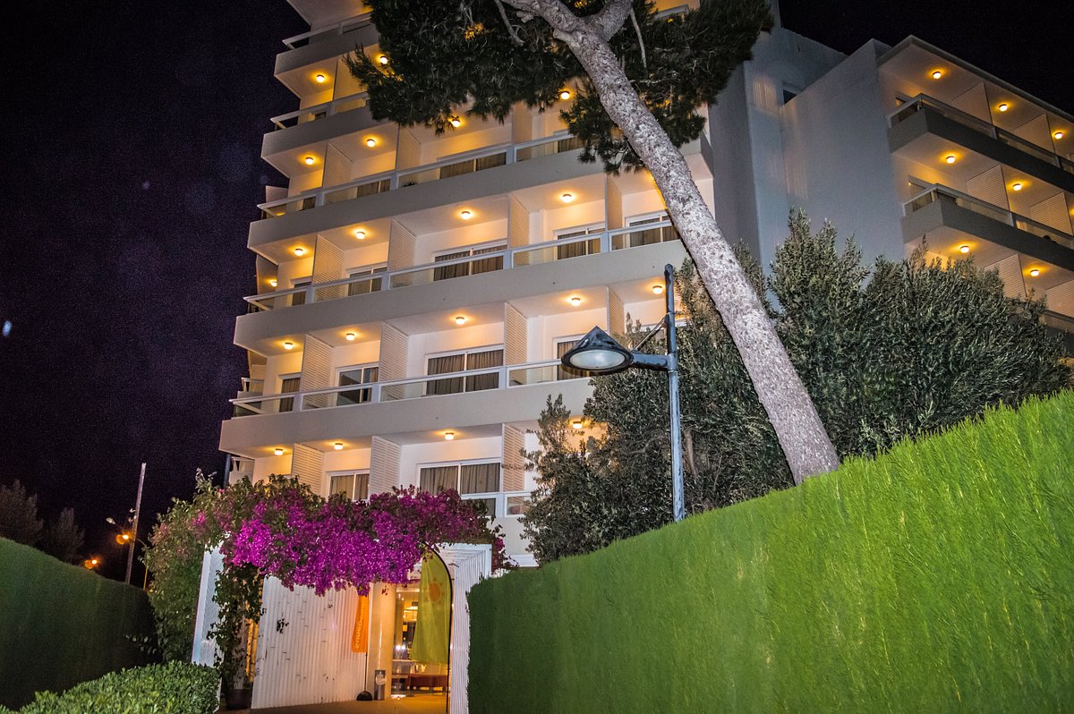 Brit Tourist Badly Injured After ‘Balconing’ In Mallorca « Euro Weekly News