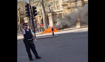 Electric rickshaw blaze outside Buckingham Palace « Euro Weekly News