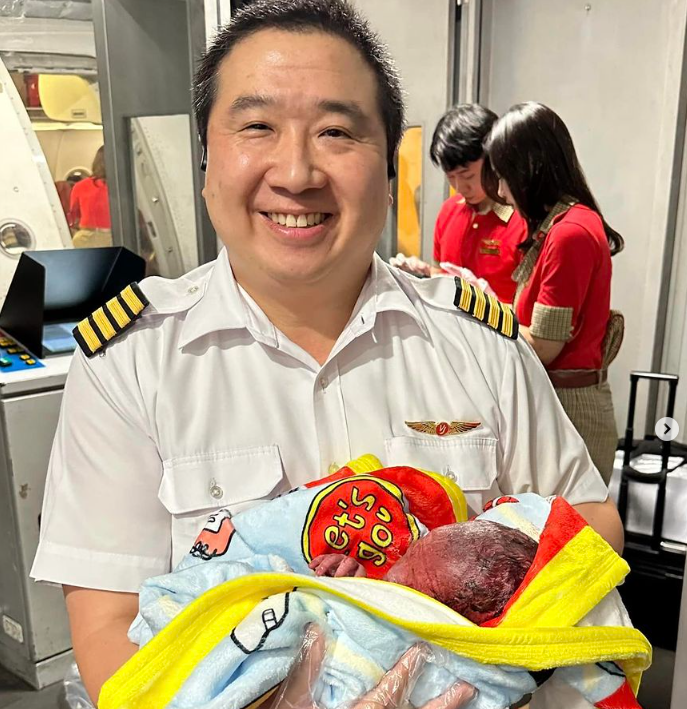 Pilot delivers ‘sky baby’ mid-flight! « Euro Weekly News