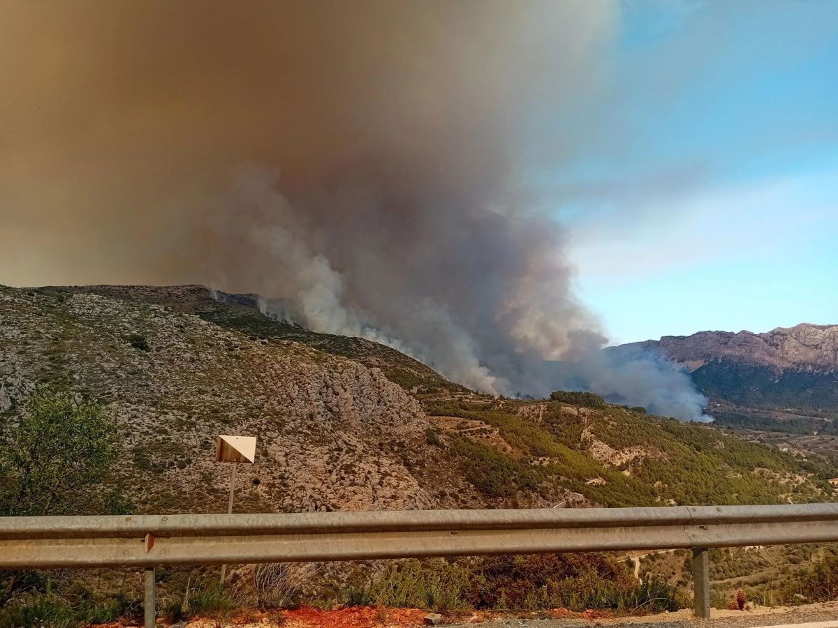 Tarbena fire continues « Euro Weekly News
