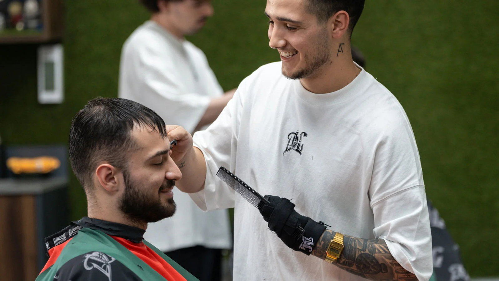 One handed barber rises to the top « Euro Weekly News