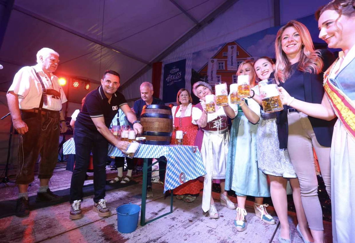 Barrel Opening Ceremony for Oktoberfest « Euro Weekly News