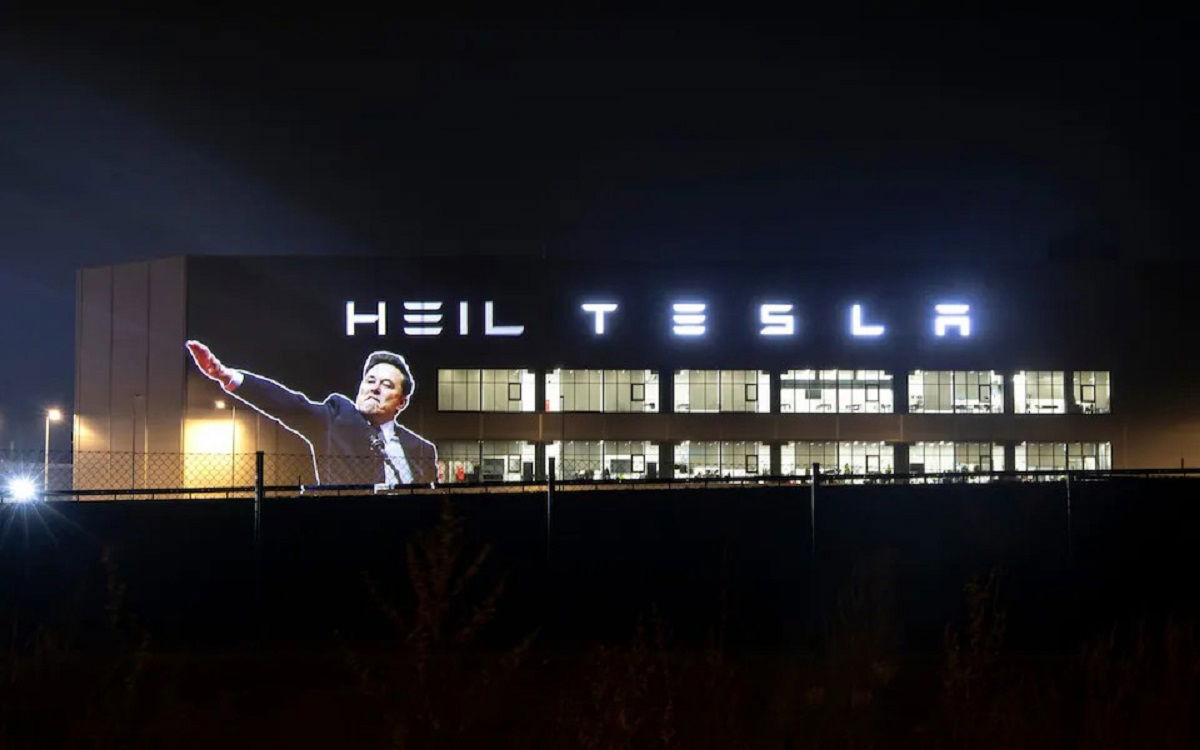 ‘Heil Tesla’ projected on Tesla factory « Euro Weekly News