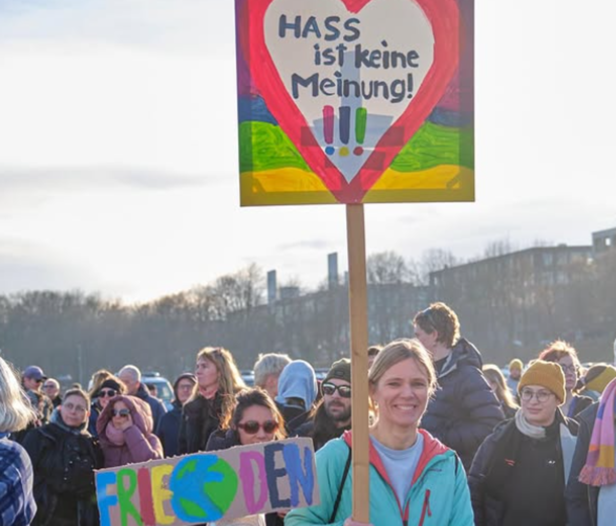 Hundreds of thousands protest in Munich « Euro Weekly News