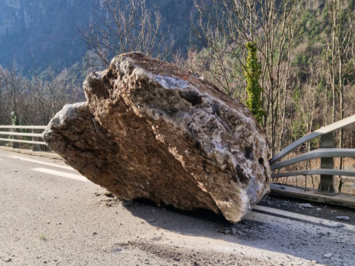Massive rockfall blocks RN90 « Euro Weekly News