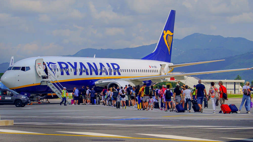 Ryanair passengers face 100 euro fines « Euro Weekly News