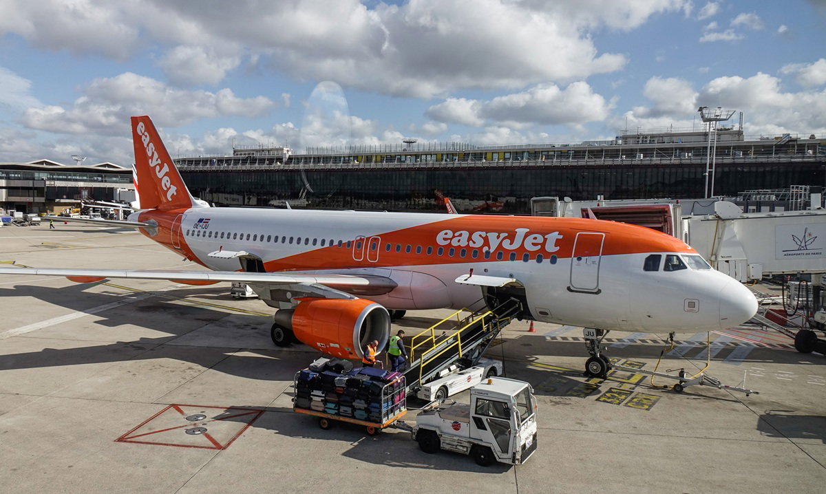 easyJet plane hit by lorry at Paris Orly « Euro Weekly News