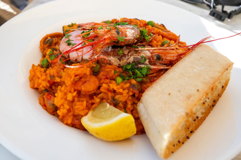 Great meals with entrees, mains, desserts and drinks for under 12 euros ...