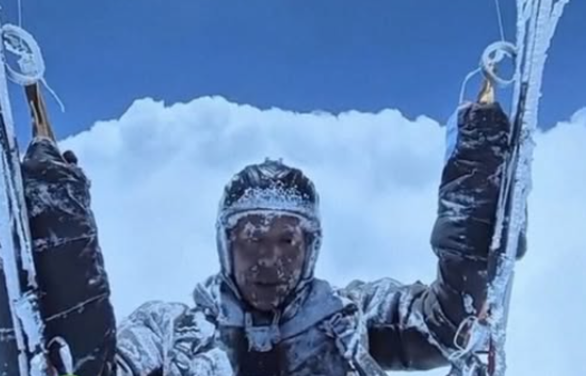 Chinese paraglider survives terrifying ordeal « Euro Weekly News