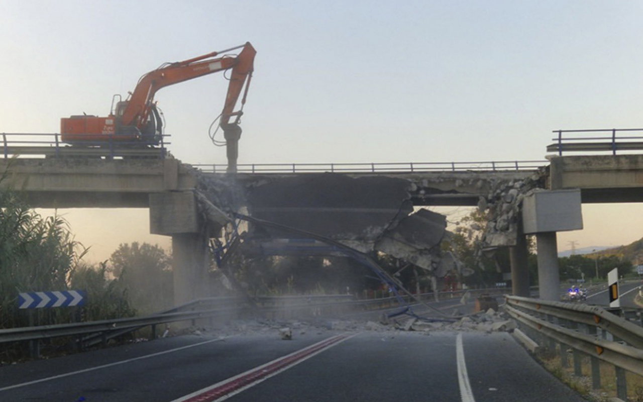 Lorry crash forces closure to Gandia beach « Euro Weekly News