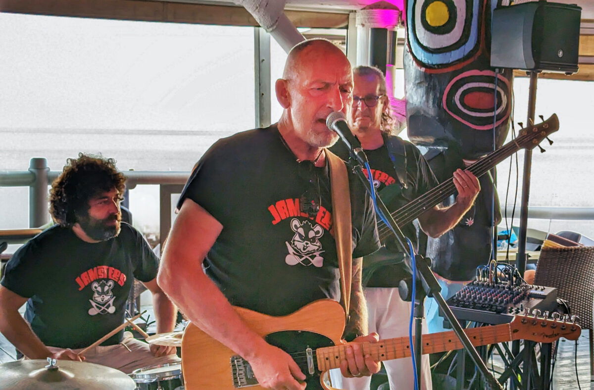 Jason Elliott with the Jamsters packing out venues throughout Axarquia ...